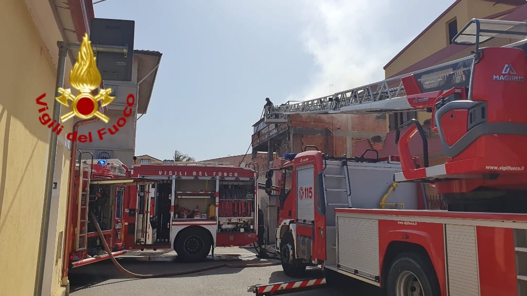 Assemini, casa va a fuoco in via Coghe: intervento dei vigili del fuoco | Città Metropolitana ...