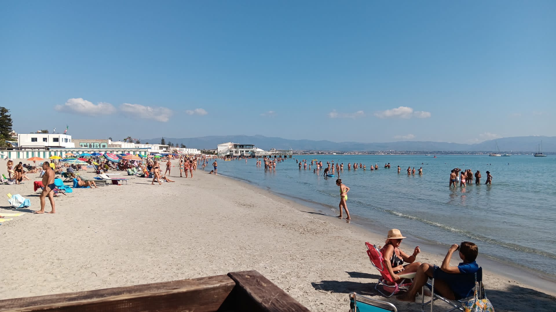A Cagliari, l’autunno caldo chiama il mare: tantissimi bagnanti al Poetto | Cagliari, Prima ...