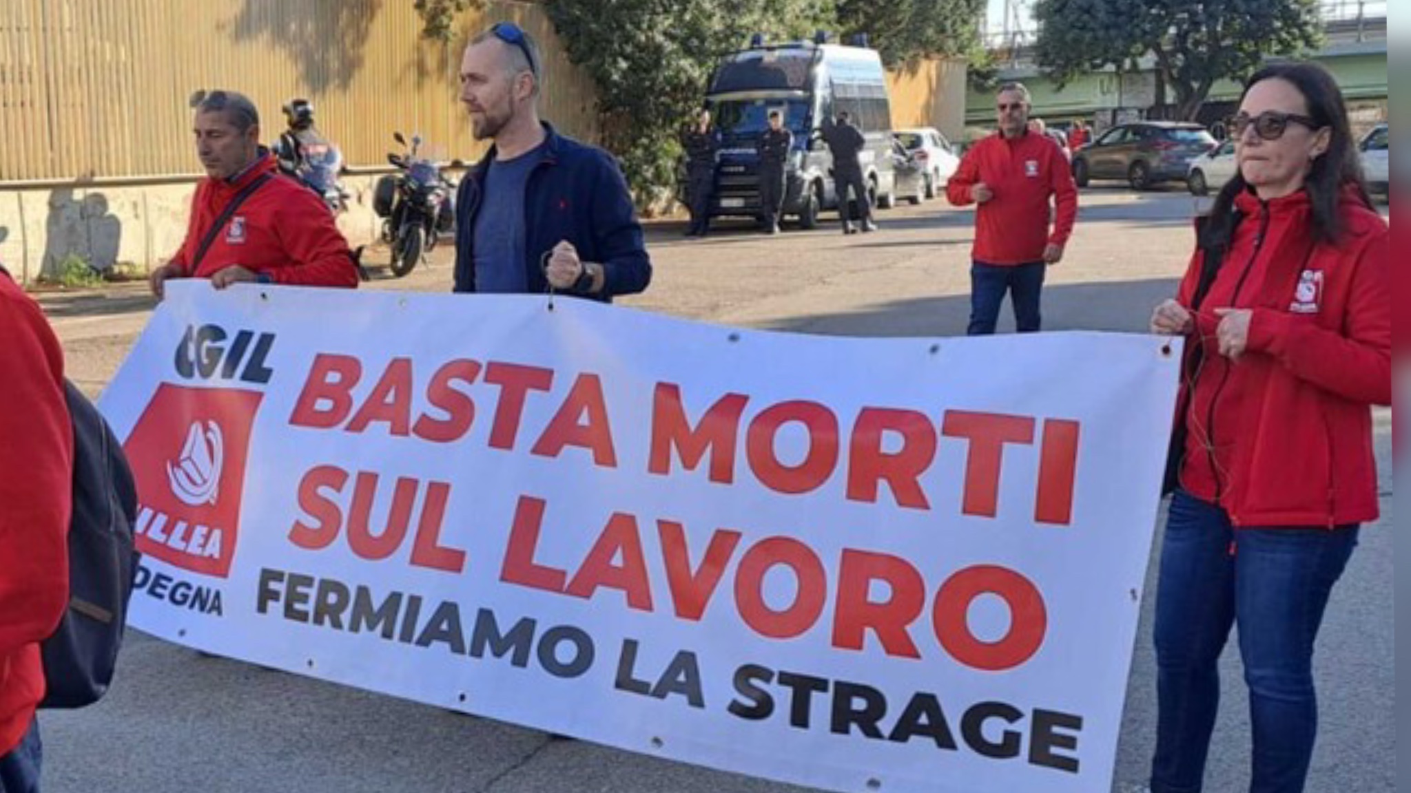 Striscione Cgil all’evento della Meloni: “Basta morti sul lavoro ...