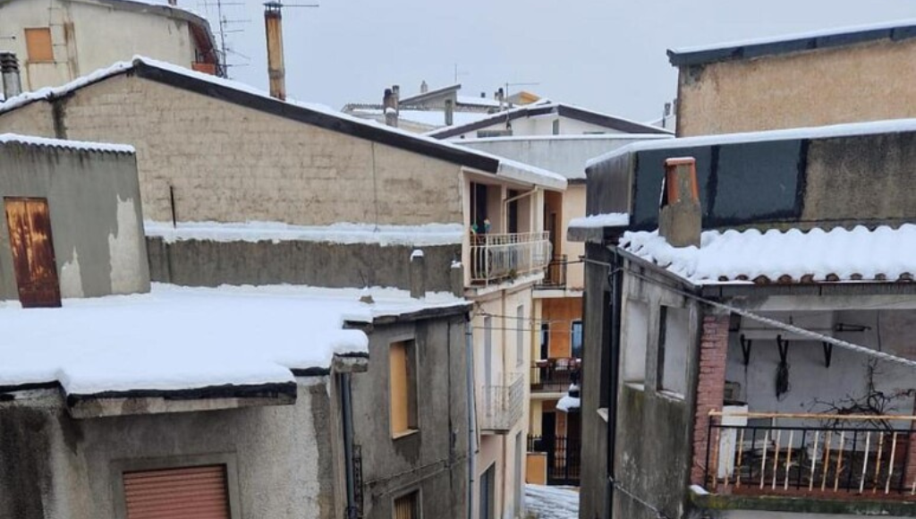 La neve imbianca la Sardegna: mezzi al lavoro nei punti critici | Meteo ...