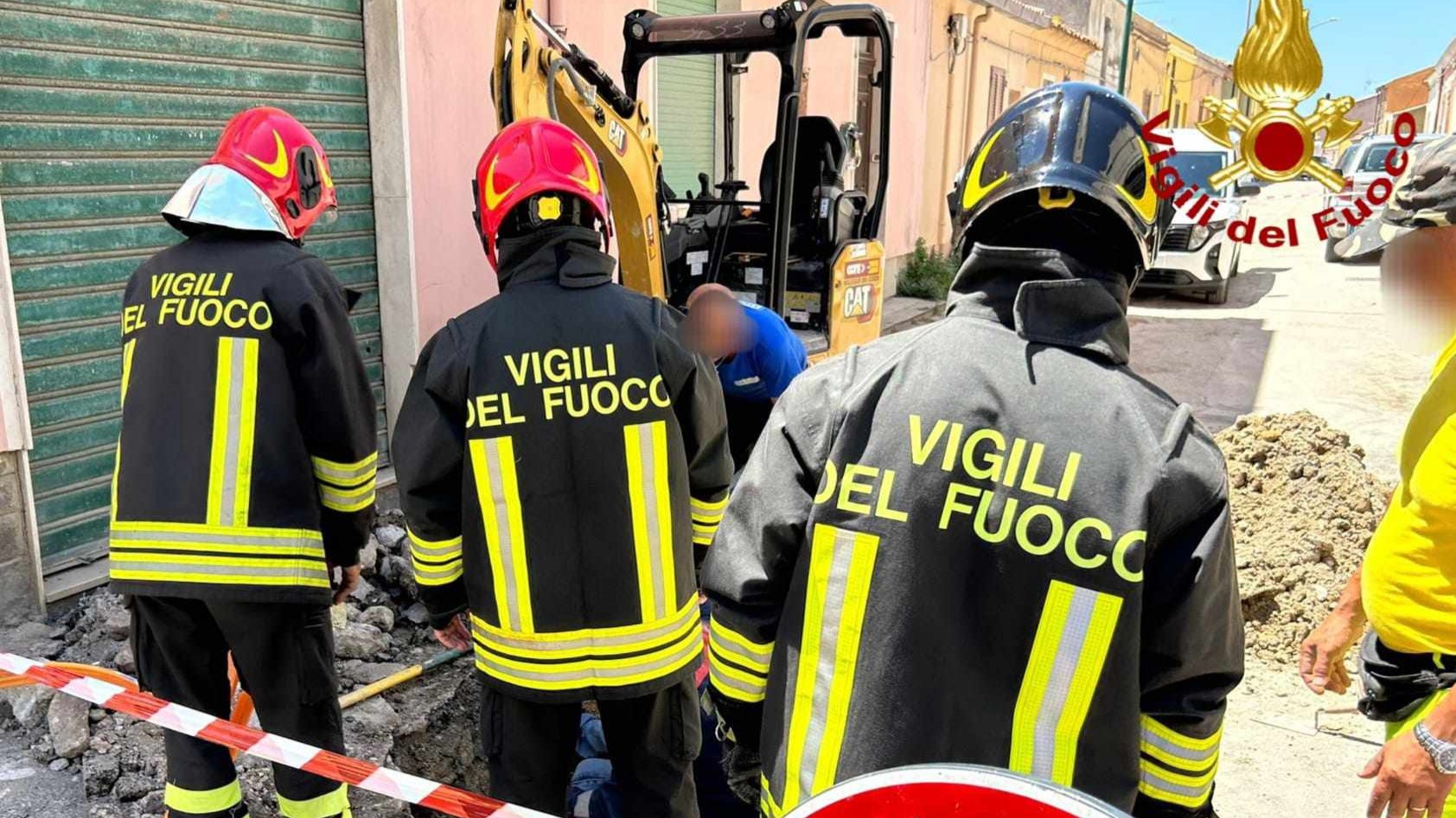 Paura a Usini, escavatore trancia tubo del gas: intervengono i Vigili del fuoco | Sassari ...