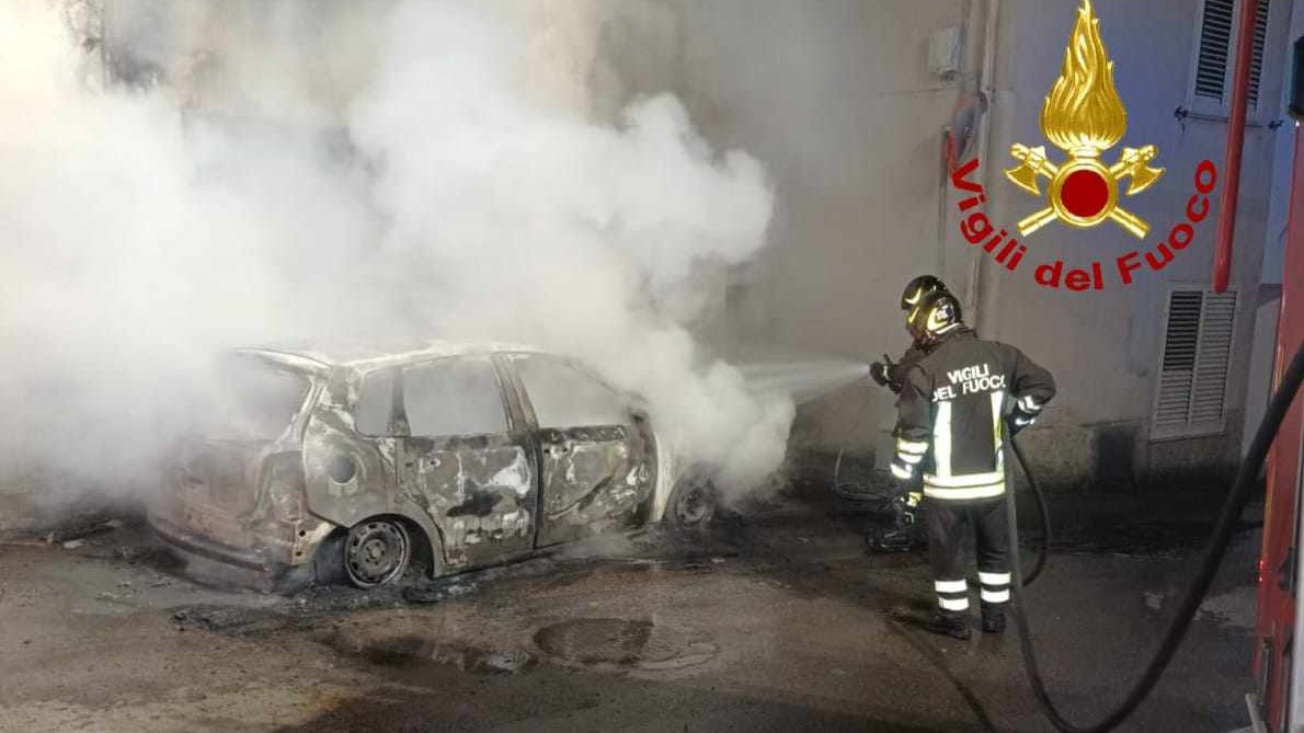 Tula, auto in fiamme nella notte: i fumi intossicano dei residenti | Prima pagina, Sassari ...