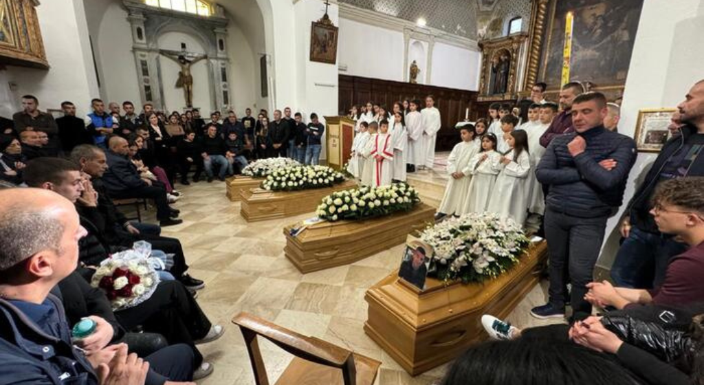 Fonni, folla commossa ai funerali dei 4 giovani deceduti | Nuoro, Prima ...